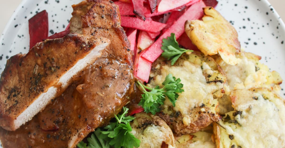 Ölbräserade fläskkotletter med gräddskysås och smachade potatisar