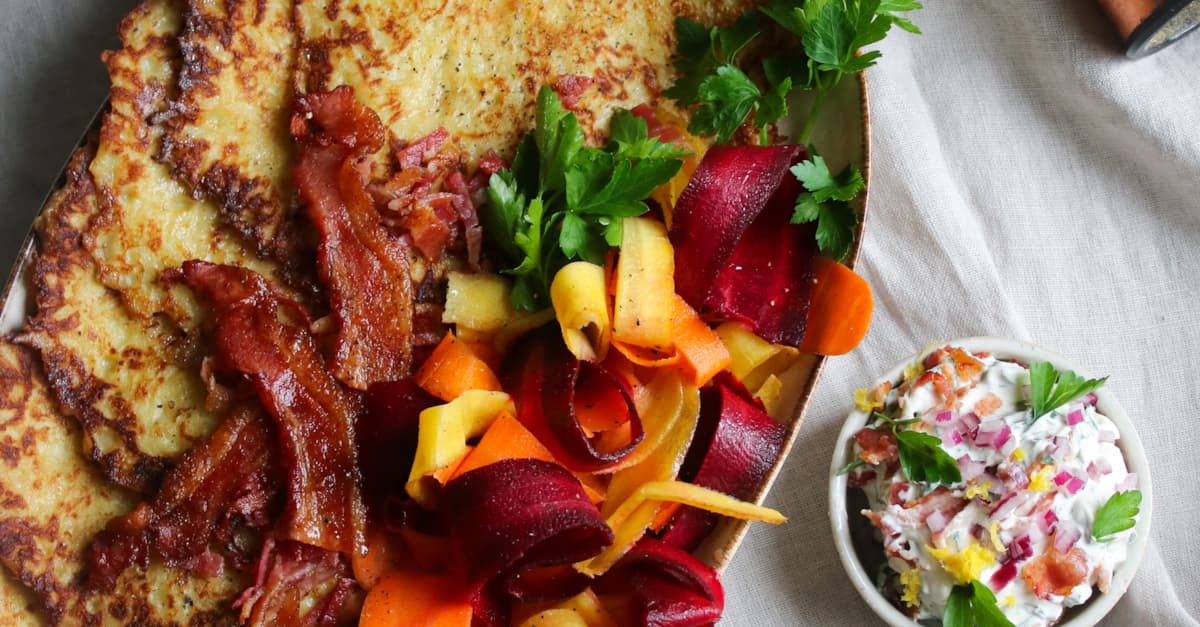 Raggmunk med baconcrème och morotssallad