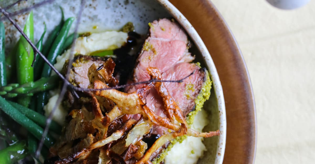 Vitlök- och rosmarinmarinerade lammracks med parmesan och pistagetäcke