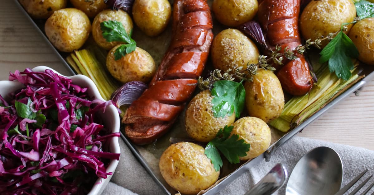 Allt på en plåt med Bratwurst, småpotatis, rödlök och senaps crème
