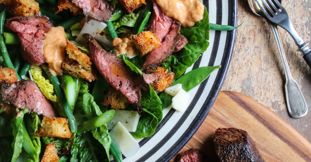 Ryggbiff på Caesarsallad med krutonger och krämig dressing
