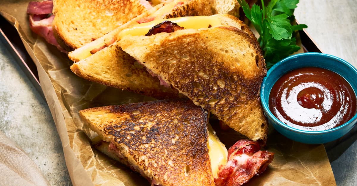 Toast Amista, Bacon toast med ost och bbq-sås