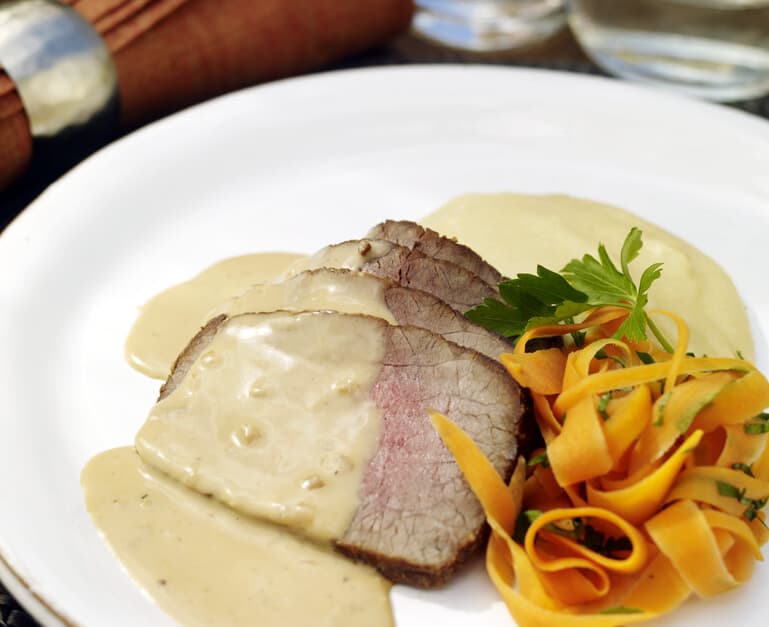 Klassisk herrgårdsstek med honungs- och ättiksmorötter samt potatis ...