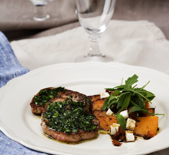 Lammstek och ugnsrostad pumpa med fetaost och soltorkad tomat