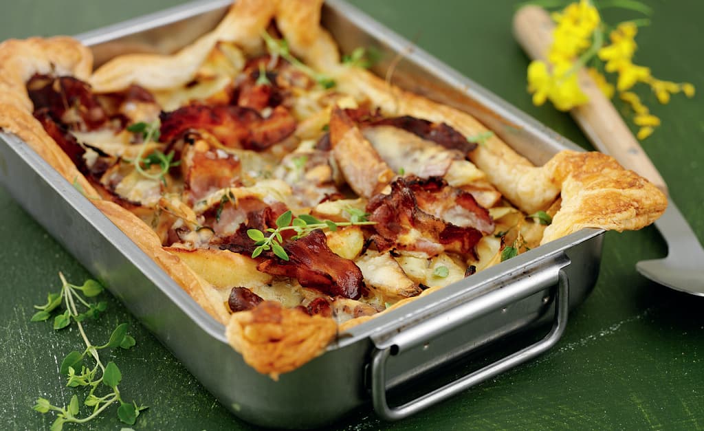 Rapsgris Bacon-lökpaj med spenatsallad - Scan