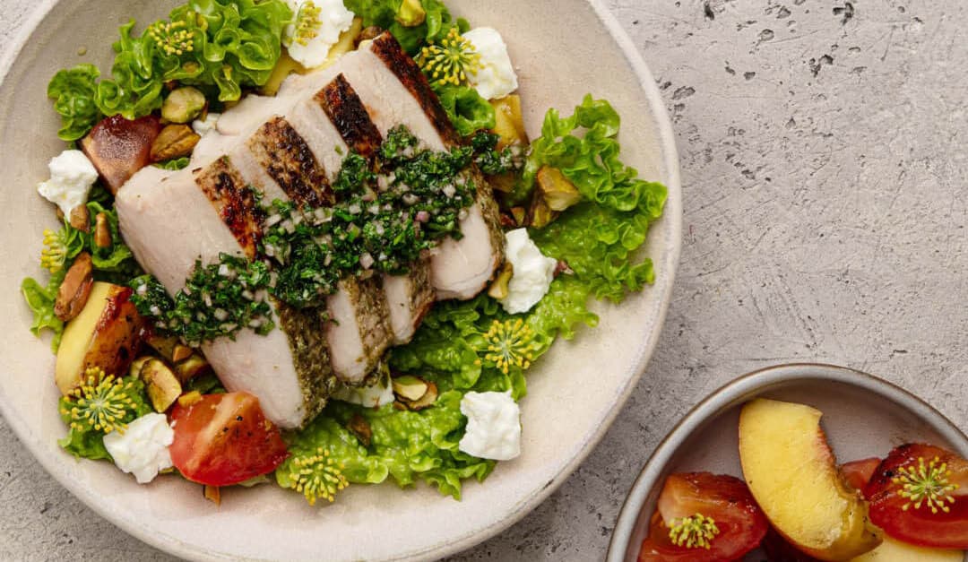 Örtmarinerad fläskytterfilé med grillade tomater och persikor