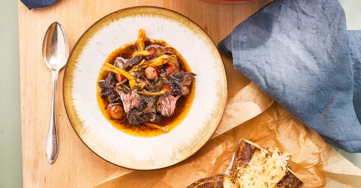 Högrevsgryta med kabanoss och baguette