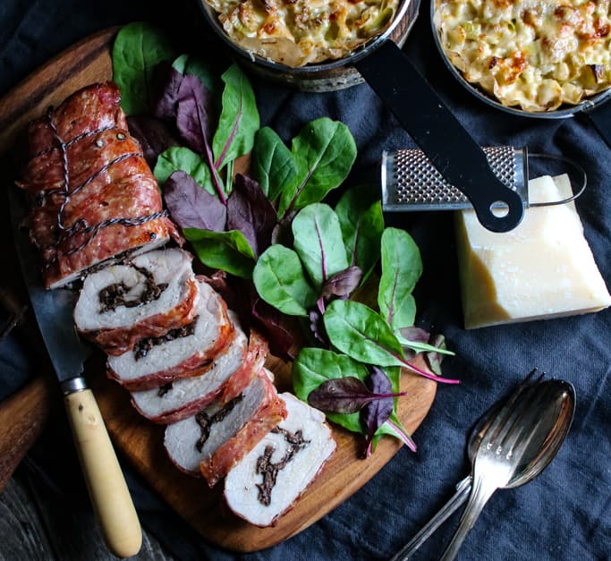 Salamilindad olivrulle på fläskytterfilé med blomkålsgratäng