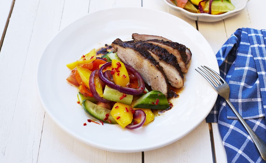 Pluma av Svensk Rapsgris med jerkrub på fruktig karibisk sallad - Scan