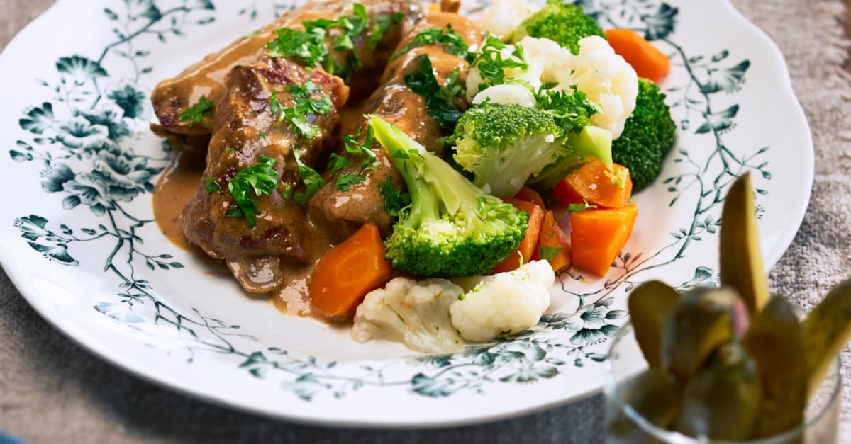 Oxrullader i skysås och kokta grönsaker