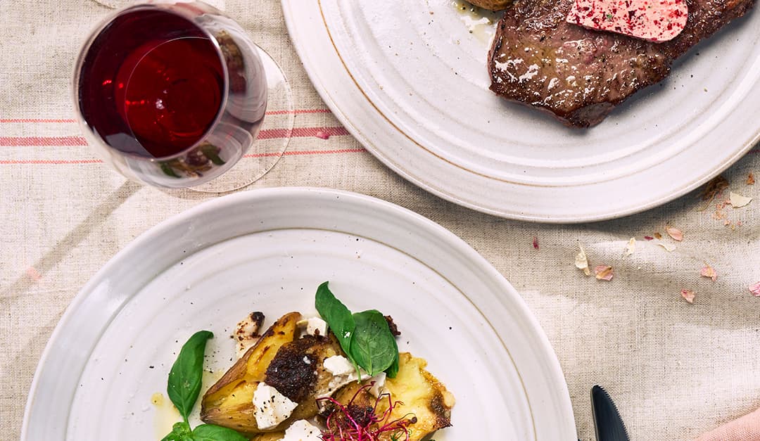 Kärleksbiff med rödbetssmör, smashed potato med chevré och basilika