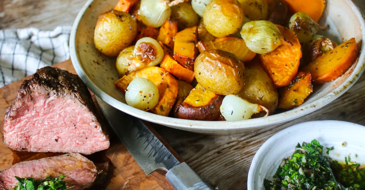 Helstekt skivad biff med Chimichurri och ugnsrostade grönsaker