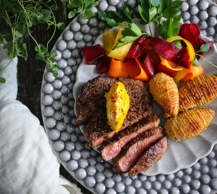 Grillad entrecote med Café de Paris-smör och hasselbackspotatis - Scan