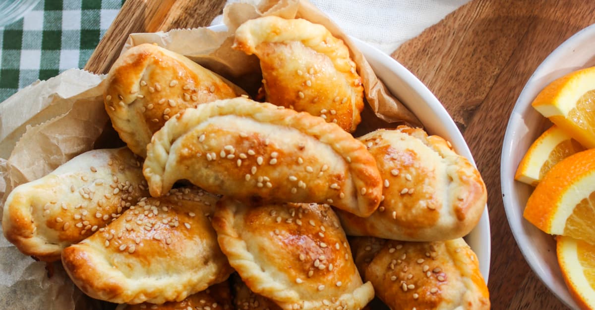 Piroger med köttfärsås och lagrad ost