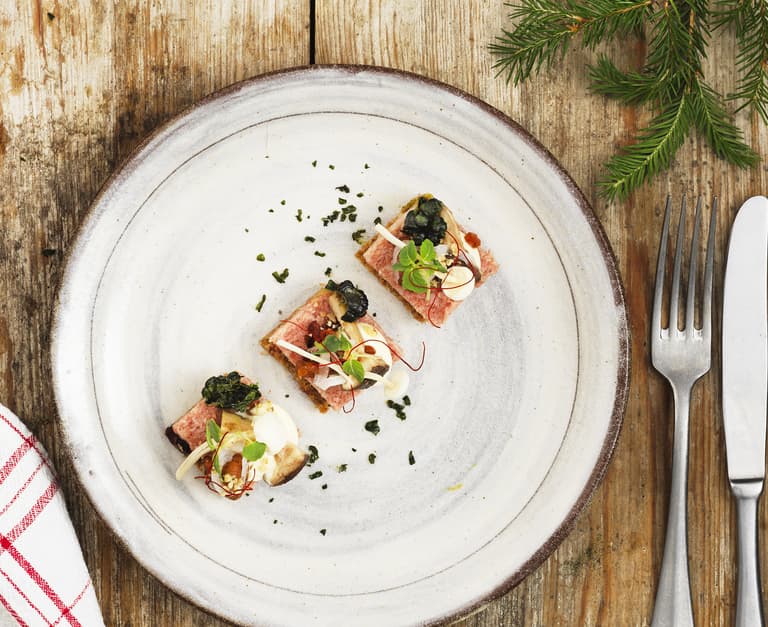 Kanapéer på kalvsylta, äpple, västerbottenscréme och syltad svamp - Scan