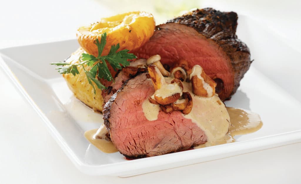 Rostbiff med äppelhalvor, kantarellsås samt hasselbackspotatis - Scan