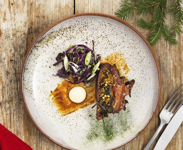 Asiatiska revbensspjäll, rödkålssallad med kimchi och sesam - Scan