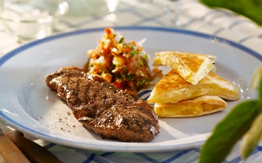 Grillad ryggbiff med salsa fresca, potatis- och getostquesadilla
