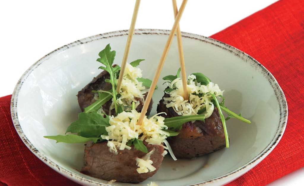 Stekt ryggbiff i tärningar med cheddarost & rucola - Scan