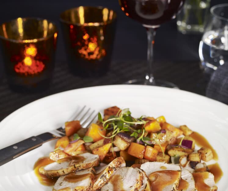 Ugnsstekt fläskfilé med lönnsirapssky och kryddstekta rotfrukter - Scan