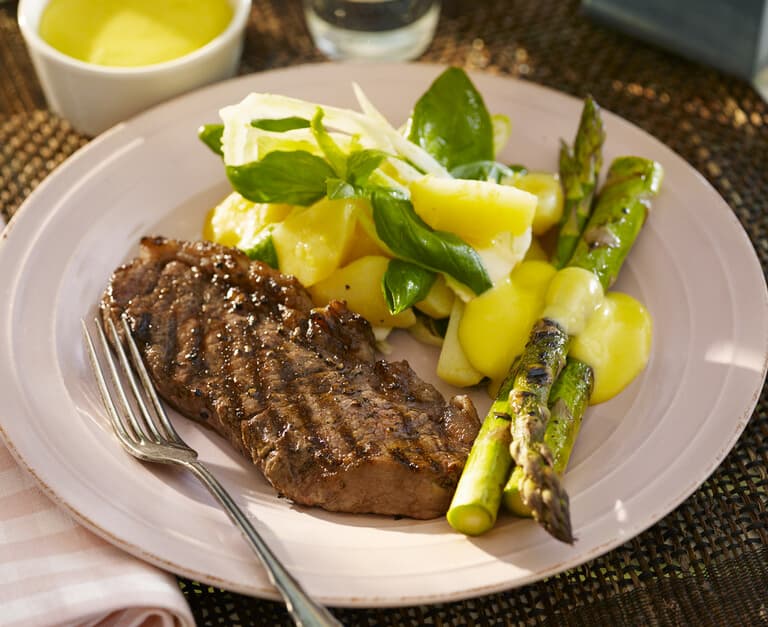 Grillad biff med kappa, grillad sparris, tryffelaioli och potatissallad ...